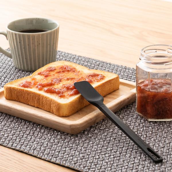 ジャムがすくいやすく、パンにも塗りやすいスプーンです。先端が柔らかいシリコーン製のため、ジャム瓶の隅まで残さずにすくうことができます。起伏を抑えた形状のため、洗いやすい仕様になっています。耐熱温度＝210℃食器洗い乾燥機使用可サイズ:W2....
