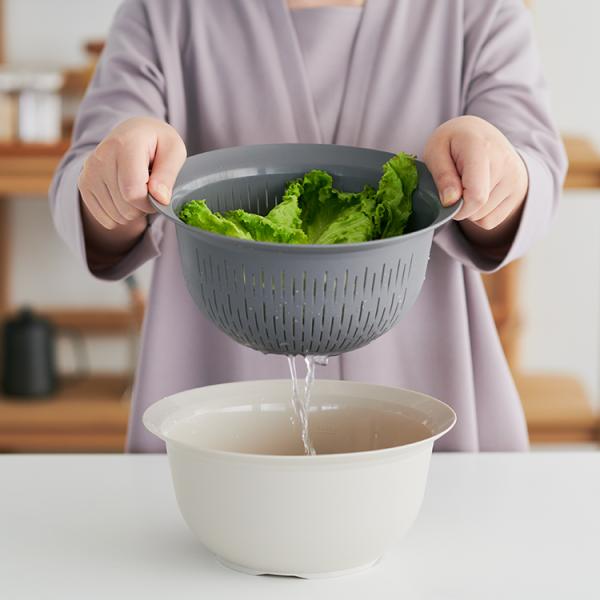 大きなフチが360°付いていて、持ちやすいザル・ボウルセット。安定して持てるので、混ぜる・和える・水を切るなど様々な調理がグッとしやすくなります。ザルの極細縦スリットは目が詰まりにくく、凹凸面も少ないので洗うのも簡単。スリットがない面は、お...