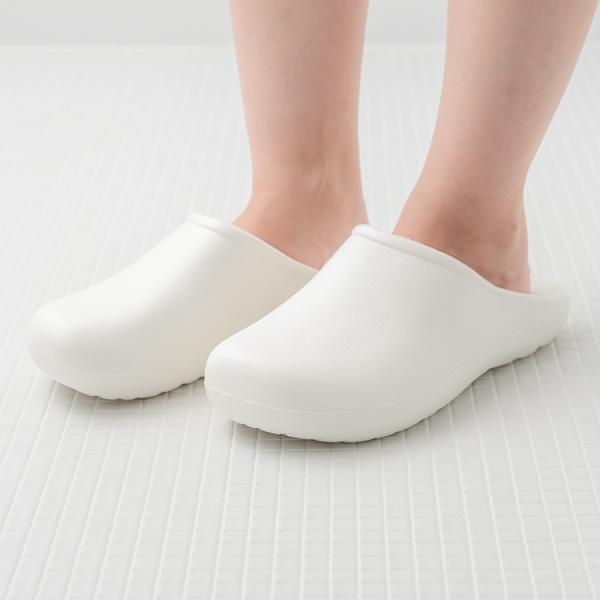 スタイリッシュなデザインのバススリッパです。冬に靴下を重ね履きした女性でも履けるゆったりサイズで、男性にもお使いいただけます。EVA素材なのでとても軽くてさっと履きやすいのが特徴です。裏面に滑り止めの溝がついているので滑りにくくて安心です。...