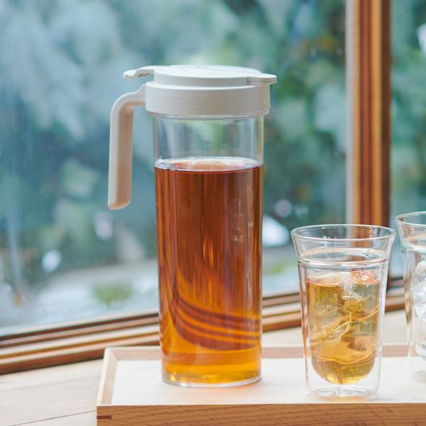 片手で開閉らくらくな冷水筒です。1.2Lとスリムな形状と容量で、ドアポケットにも入るタイプの冷水筒です。ハンドル部分を持って、ツマミをプッシュすればらくに開閉ができます。電子レンジ使用不可×食器洗い乾燥機使用不可×サイズ：W14×D10×H...