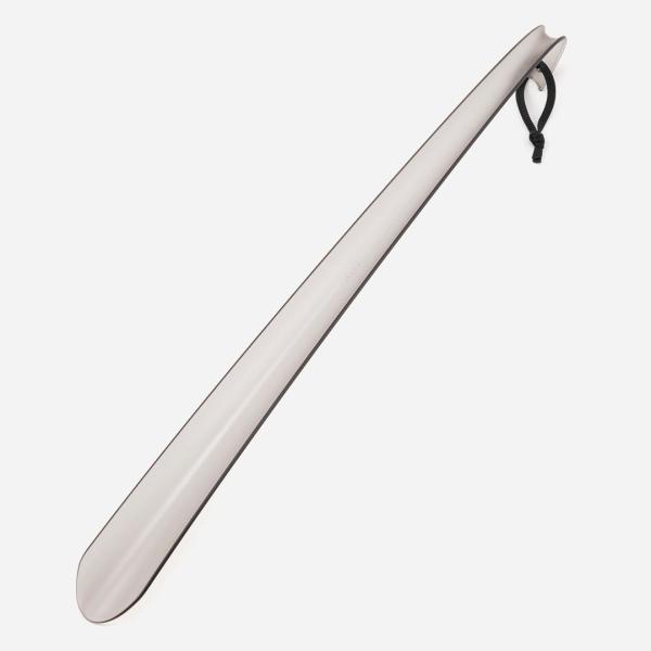 軽くて衝撃に強いポリカーボネートでできたクリアカラーの靴べらです。ストラップ付なので、フックにひっかけて収納できます。また、靴箱の天面や棚に「ちょい掛け」できるので、靴を履く途中にちょっと手を離したい時に便利です。サイズ：W4.3×D4.5...