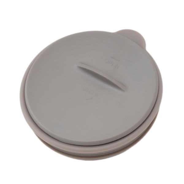 「pomaステンレスマグ 400ml」専用のフタです。その他、口径内寸Φ7.9cmのマグカップに対応します。フタを付けることで熱や冷気を逃さず、より保温保冷効果を高めます。飲み口はスライド式で開閉でき、中身がこぼれにくい仕様です。電子レンジ...