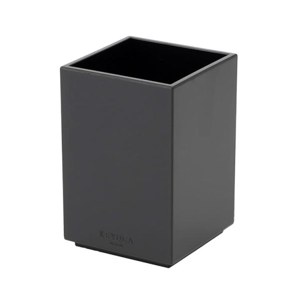 シンプルで安定感のある日本製のペンスタンドです。すっきりしたフォルムなので、複数並べて使用すればスマートに収納することができます。どんな雰囲気のお部屋にもすっと馴染みます。文具以外にも、カトラリーや食材のストック入れ、歯ブラシ立てなどにもお...