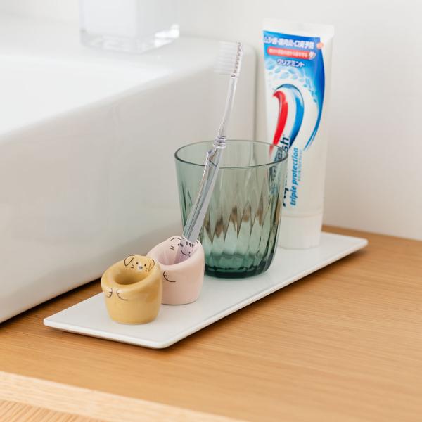 丈夫なメラミン樹脂製のプレートです。まるで白磁のような落ち着いた光沢感と色で、清潔感のある洗面台を演出します。verticaシリーズと合わせて使うと、統一感が出ます。サイズ：W27.9×D9.6×H0.8cm／重量＝約239gカラー：ホワイ...