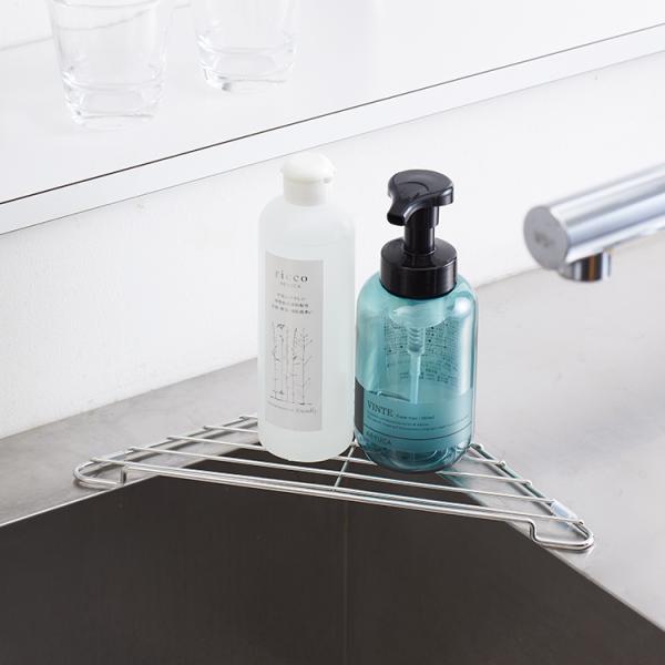 シンクのコーナーでスポンジやコップなど、ちょっとしたものを水切りするのに便利なアイテムです。※鉄やアルミなどの金属製品と長時間触れさせると、錆びが出る可能性がありますのでお避けください。サイズ：29.2×14.3×1.5cm材質：18-8ス...