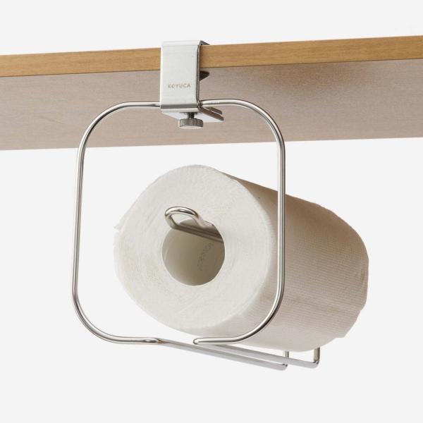 吊り戸棚や食器棚にしっかりと固定できる、オリジナルデザインのキッチンペーパーホルダー。1.5cm〜3cmの棚板に使用できます。下部にペーパーの先を差し込むと、ペーパーが切れやすい仕様になっています。すぐ手の届くところに設置できますので、忙し...