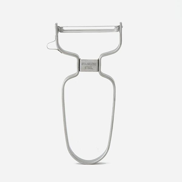 オールステンレス製のピーラーです。芽取り付きなので、じゃがいもの皮むきなどに便利です。清潔で使いやすいステンレスハンドルが魅力です。※食器洗浄乾燥機可サイズ：6.2×11.6×0.9cm材質：刃部＝ステンレス刃物鋼／本体＝ステンレス鋼生産国...