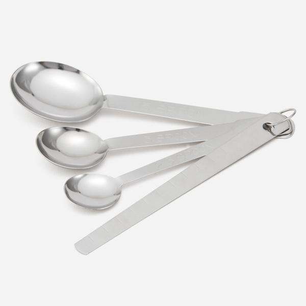 毎日のお料理に使える計量スプーン4本組です。便利な3サイズ（2.5cc、5cc、15cc）、スリ切り付き。・食器洗い乾燥機使用可サイズ：2.5cc＝2.7×14.4cm／5cc＝3.3×14.9cm／15cc＝4.7×16.6cm／スリ切り...