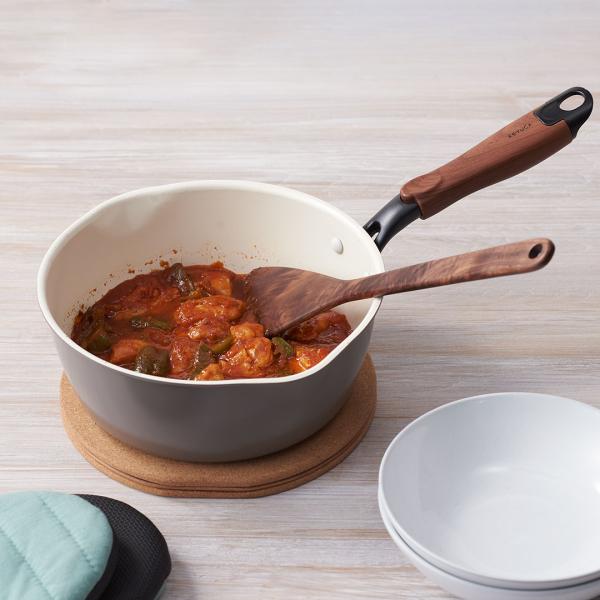 焼く調理だけでなく、煮こむ料理まで、幅広く使いやすい深型のフライパンです。傷に強く汚れが落としやすいセラミックコーティングで、注ぎやすい両口付きです。内側が白色で、煮込み料理の調理中に、食材の様子が確認しやすいのも嬉しいポイントです。食器洗...