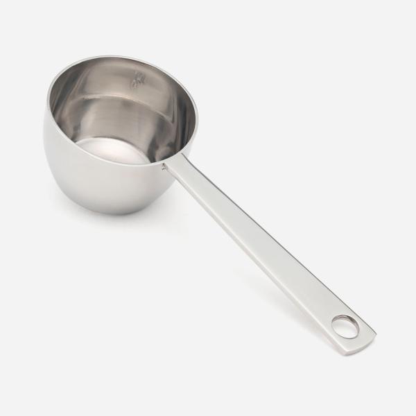 コーヒーを豆のままで10ｇ（コーヒー約１杯分）を計量できるメジャースプーンです。すりきり一杯でコーヒーミルを使う前に豆を計測できるため、ロスも少なく手軽で便利です。持ち手も肉厚の錆びにくいステンレス製で安心です。挽いたコーヒーは粗挽きなど挽...