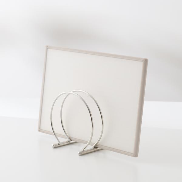 お料理好きのかわいい味方。まな板が2枚立て掛けられるのに非常にコンパクトで、奥行き11cmのまな板立てです。まるいカタチがシンプルでかわいいから、新居にもぴったりマッチします。大きいまな板と小さいカッティングボードを立てたり、肉用と野菜用の...