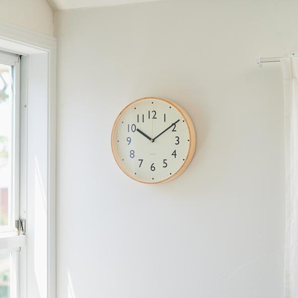 木工職人が仕上げた円型の枠が美しい、国産の電波時計です。カチコチ音のしない連続秒針で、寝室にもおすすめです。お部屋に馴染むナチュラルカラー。長針短針は黒色で四角く、秒針のみゴールドにし、シンプルでモダンな印象に。盤面は、白に近い淡いクリーム...