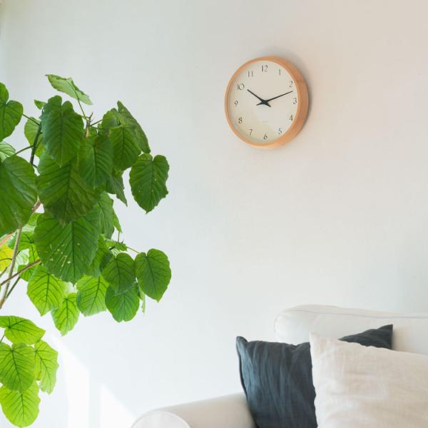 家具に合う時計無垢の木の風合いを生かしたフレームと、やわらかな曲線の針が優しく高級感のある、国産の電波時計です。秒針無しタイプですので、音が気になりにくい設計。リビングから玄関、寝室と、幅広い場所でお使いいただけます。安心の日本製です。ケユ...