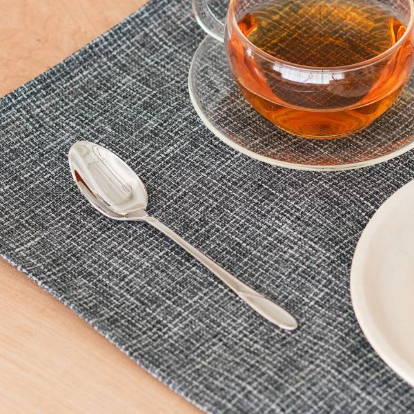 握りやすい形状のカトラリーシリーズ。ラインが入ったデザインが特徴です。こちらはティータイムに最適なティースプーンです。普段使いからおもてなしまで幅広くお使いいただけます。価格もお求め安くGOOD PRICE商品です。食器洗い乾燥機使用可○サ...