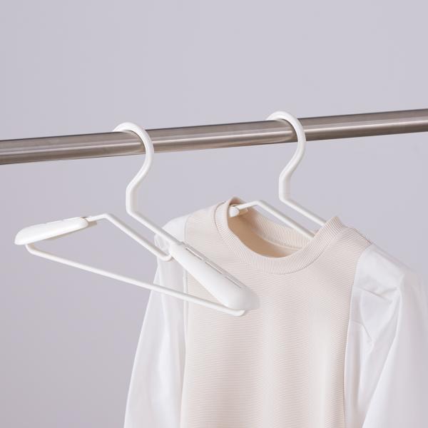 首元が伸びにくく乾きやすいスライドハンガーです。肩幅が広いので、型崩れを気にするジャケット・ニットや乾きにくいスウェットにおすすめです。肩がスライドするので、男女兼用で幅広く使えます。首は回転します。パイプ径48mm以下に対応しています。・...