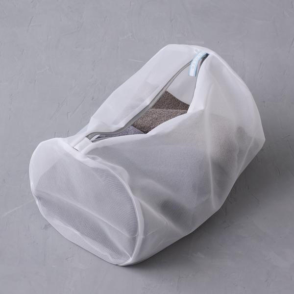 細かい網目で糸くずや毛糸くずの侵入を防ぎ、衣類をやさしく守る洗濯ネットです。円筒型の洗濯ネットはネット内で動くから汚れ落ち重視の衣類におすすめ。■POINT■・厚みのある丈夫な生地を使用大事な衣類を守りながら、長くお使いいただけます。・ファ...