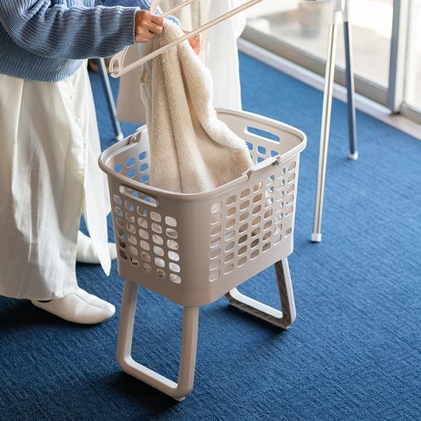 脚付きのランドリーバスケットです。付属の脚を装着すると26cm高さをUPすることができます。かがむ距離を短縮し、腰にかかる負担を緩和します。さらに、スタッキング（積み重ね）可能な設計で、使わない時もコンパクトに収納でき、複数個並べて使用する...