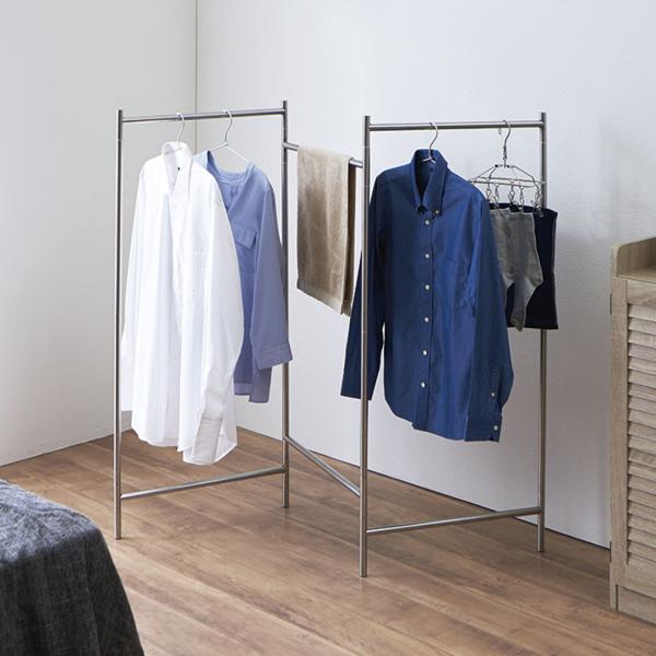 出しっぱなしでもスタイリッシュに決まるインテリア物干しです。軽くて丈夫な、高級感のあるオールステンレス仕様。Yシャツが干せる程よい高さなので、圧迫感なく使えます。干す物や場所に合わせ自由に変形でき、使わない時は折りたたんでスリムに収納！サイ...