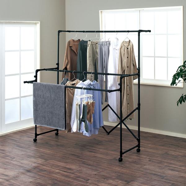 工具なしで簡単組み立て。幅や高さを自在に変えられる多機能型物干しです。キャスター付きで移動もスムーズ。使用しない時はスリムに収納もできます。サイズ：最大寸法＝W101〜157×D74〜100×H123〜161cm、折りたたみ時＝W52×D8...