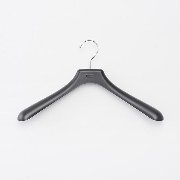 メンズ ジャケット用のハンガーです。※フック部分は回転します。※Yote P JKハンガー M ブラックサイズ：W42×D7×H23cm材質：スチール ポリプロピレン生産国：中国検索タグ：ポイント利用 expoint01