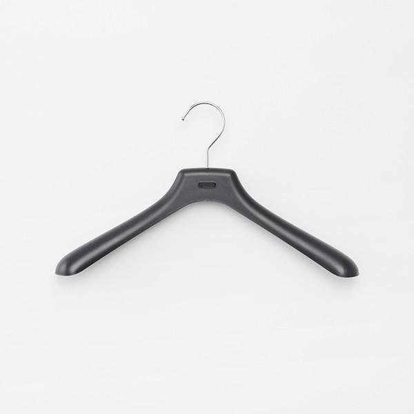 レディース ジャケット用のハンガーです。※フック部分は回転します。※Yote P JKハンガー S ブラックサイズ：W38×D6×H21.5cm材質：スチール ポリプロピレン生産国：中国検索タグ：ポイント利用 expoint01