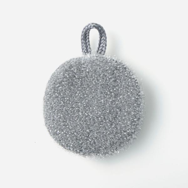 水だけでも汚れが落ちやすい、洗面台などにお使いいただけるスポンジです。収納に便利なコンパクトサイズ。PET糸が、排水口の細かい汚れも逃さずかき取ります。※2026年1月出荷分より紐の色が変更となりました。サイズ：W7×D7×H1cm／重量＝...