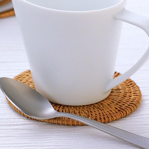 シンプルで使いやすい、ナチュラル素材のコースターです。和食器にも洋食器にも合いますので、普段使いに、来客用に、多めにそろえておきたい、かわいらしい一品です。ほかに、フチが付いているタイプもあります。・こちらは、天然素材の商品ですので、素材特...