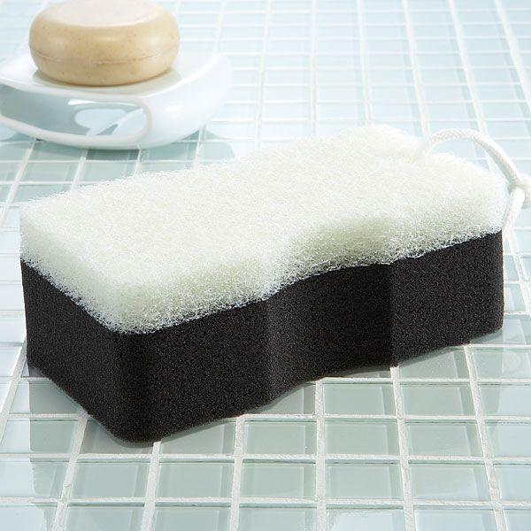 持ちやすく洗いやすい形状の、国産のバススポンジ。ふつうの汚れはスポンジ面、ガンコな汚れはナイロン面と使い分けができます。泡立ちが良く、キズをつけずに洗えるのも特徴。抗菌防臭加工を施しており、吊す場合に便利なヒモ付きですので、大変衛生的です。...