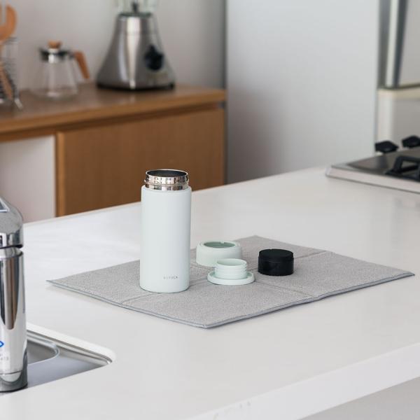 手洗い食器や鍋などの乾燥に手軽に使える水切りマットです。マイクロファイバー製なので、しっかり水分を吸収してキッチンの水浸しを防ぎます。使用後は干しておけば、早く乾くのでお手入れも簡単です。クッション性もあるので、洗った食器を傷つけず優しく置...