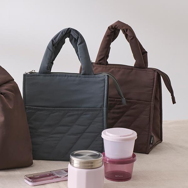 中綿入りの生地で、内側がアルミ蒸着生地になっていて、保冷効果があるランチトートです。秋冬仕様の中綿入りデザインで、ランチトートには見えない、普通のバックに見える仕上がりにしました。ペットボトルも入るサイズで、外側の1面にポケットもついている...