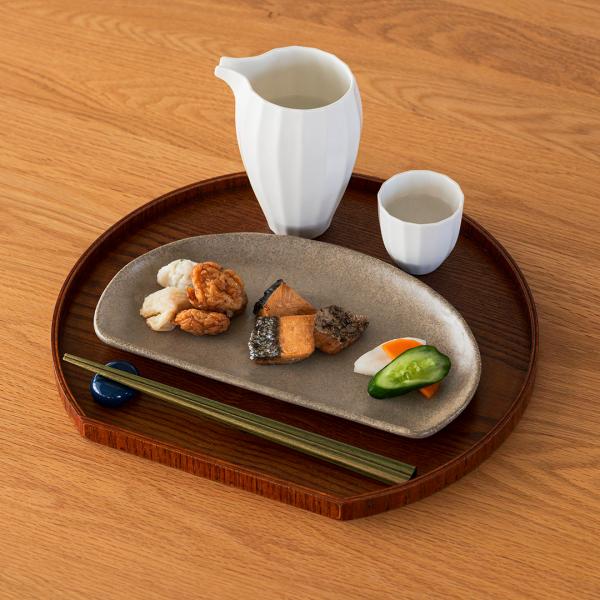 ひとつひとつ漆塗りで仕上げた、落ち着いた雰囲気の半月盆。お茶や晩酌などに便利です。食器洗い乾燥機使用不可×【天然木製品について】本製品は天然木を使用しているため、色あいや木目に多少の個体差がございます。天然木ならではの風合いをお楽しみくださ...