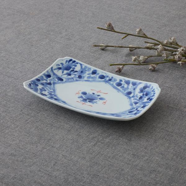 四隅にポイントのある形をした長角皿です。柄は華やかな間取小花柄が施されています。間取小花の柄・・・間取柄は、食器や陶磁器によく使われる伝統的な柄であり、古伊万里からイメージを受けた柄です。縁が立ち上がった形状で、かつ平らな面がしっかりあるプ...