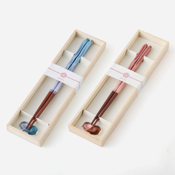 先端に向かって自然に変化する色合いは、ゆるやかに移ろう空のよう。手に取るたびに、やわらかな印象と心地よい使い心地を感じていただけます。頭の部分にはカットが施され、さりげないデザインのアクセントに。同じトーンの箸置きを添えたセットは、気負わず...