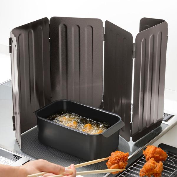 料理中の油ハネ、飛び散りを効果的に防ぐ油はねガードです。ビルトインタイプのガス/IHコンロに対応しており、キッチンスペースに合わせて変形自在です。蛇腹に折りたたんだパネルをさっと広げるだけで簡単に設置でき、使わないときはコンパクトに収納でき...