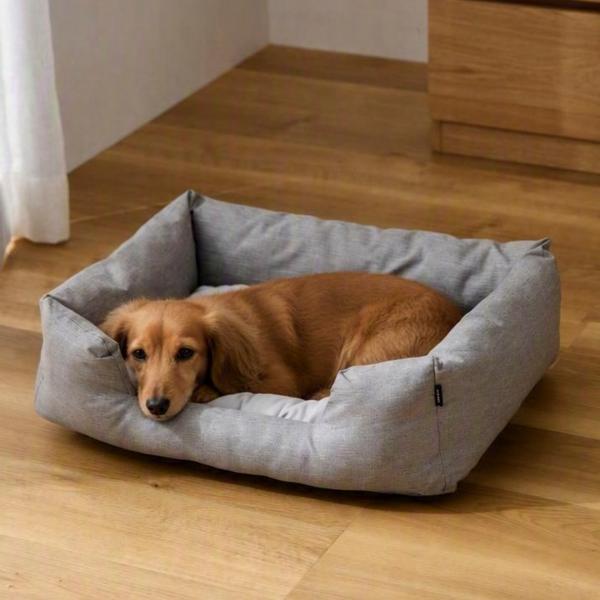 リバーシブルクッションで一年中快適なペット用ベッドです。中綿をたっぷり使用し、へたりにくくふっくらとした寝心地です。インテリアに馴染みやすいニュアンスグレーの生地。中央のクッションはリバーシブル仕様。秋冬はあたたかなボア生地、春夏はさらりと...
