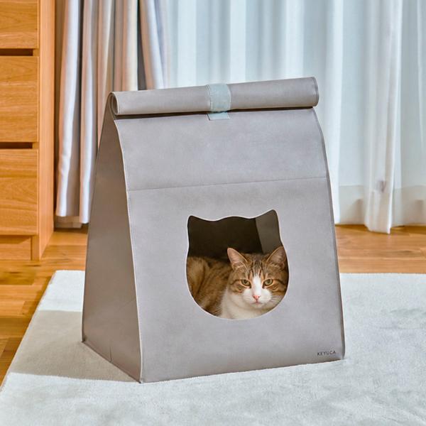 猫が落ち着いて過ごしやすい、囲まれた隠れ家空間です。底面にセットできる爪とぎ付きで、くつろぎスペースと爪とぎスペースを兼ね備えています。爪とぎをハウス内に収められるため、とぎカスが飛び散りにくくお掃除の負担を軽減します。厚手のクラフト紙を使...