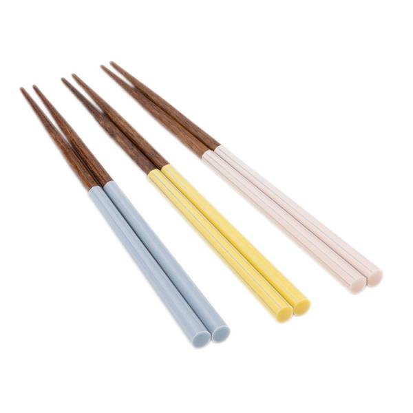 縁起の良い八角形のお箸です。ケユカのキッズ食器の色味と合う色になっています。滑り止め加工あり食器洗い乾燥機使用可○※名入れをすると、使用不可になります。サイズ：18cmカラー：ブルー、ピンク、イエロー材質：天然木生産国：日本検索タグ：ポイン...