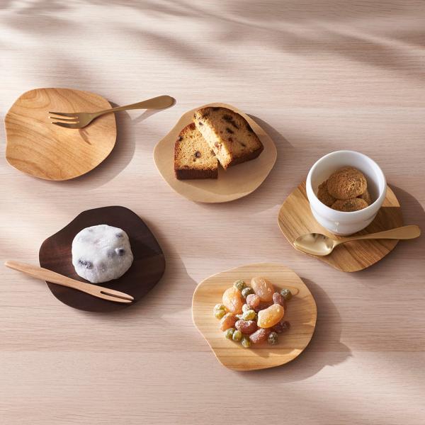 変形した形状のコースターです。ものを乗せる面は平らにつくられていて、和菓子などを乗せて使っていただくこともできます。いろんな種類の木材を楽しめるシリーズで、ひとつずつ異なる木目の風合いも楽しむことができます。玄関などに、アクセサリー置きや鍵...