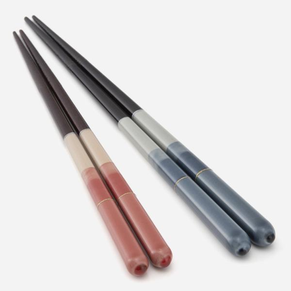 水彩絵具のような透け感のある青と赤がきれいな箸。金のラインがさりげないアクセントになり、ギフトにもおすすめです。箸先は漆ですが、食洗機対応可能なMR漆を使用しています。滑り止め加工あり食器洗い乾燥機使用可○※名入れをすると、使用不可になりま...