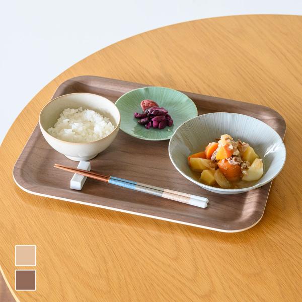 表面にすべりにくいウレタン加工を施した木製トレイです。食器やコップを運ぶ際の細かい揺れを抑え、安定して運ぶことができます。全周の幅広い持ち手は置いた状態からもサッと持ち上げやすく、しっかり掴んで運ぶことができます。フラットな形状のため、食卓...