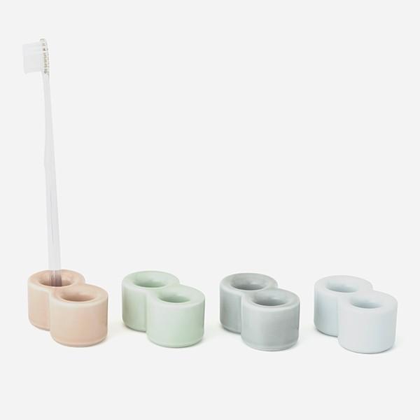 波佐見焼の2本用ハブラシスタンドです。2つの穴が並んだ形状なので、スペースを取ることなく歯ブラシの使い分けができます。他にも歯間ブラシを立てたり、ペン立てに使用したりと使い方は様々です。食器洗い乾燥機使用不可×【陶磁器製品について】・温度や...