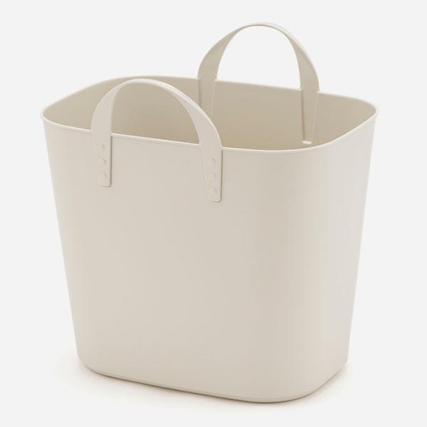 スペースを無駄にしない四角い形、ポリエチレン製で柔らかく耐久性に優れた収納ボックスです。奥行を狭めた深さのある形と、片手で持ち運べる手軽さは、トートバッグのよう。家具の間や、ベッドやソファサイドにすっきりと収まるサイズです。スタッキングでき...