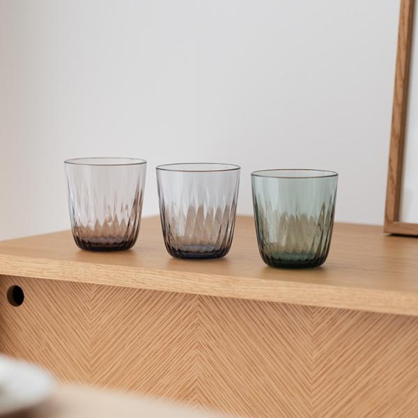 プラスチックであることを忘れるような色合いとデザインにこだわったプラスチック製のタンブラーです。ガラスのような透明感がありながら割れにくいので、お子さんにはもちろん、いつもの食卓におすすめです。手に収まりやすいサイズ感で、側面の凹凸模様によ...