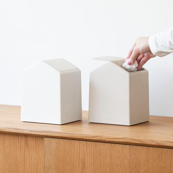 コンパクトなフタ付きダストボックス。省スペースでお手入れ簡単。おうち型でかわいい！スイングタイプのゴミ箱です。サイズ：約W14×D12.5×H18.5cm／ボックス容量＝約1.3Lカラー：ホワイト、ライトグレー材質：ABS樹脂生産国：ベトナ...