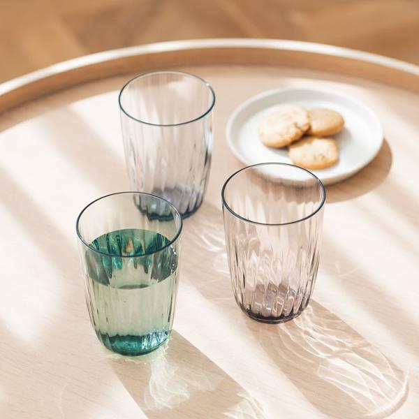 プラスチックであることを忘れるような色合いとデザインにこだわったプラスチック製のタンブラーです。ガラスのような透明感がありながら割れにくいので、お子さんも安心してお使いいただけます。氷を入れてもたっぷり注げるサイズ感です。側面の凹凸模様によ...