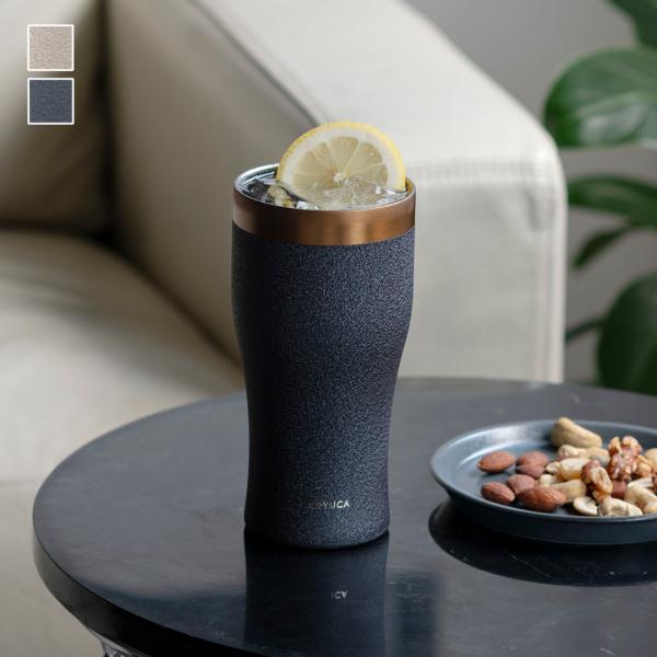 冷えたビールが1時間後もひんやりおいしい！飲みごろ温度をゆっくり味わえる、真空二重構造のタンブラーです。ビール以外のソフトドリンクやホットドリンクにもお使いいただけます。タンブラーは、冷凍＆冷蔵OK。冷やしてから飲みものを入れると、より冷え...