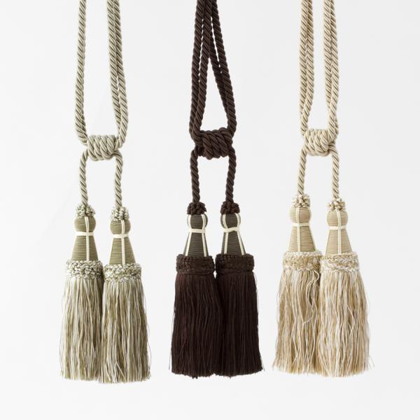 ボリュームのあるWフリンジ付きタッセルは、クラシック・モダンいずれのデザインのカーテンに合わせても、窓辺のグレードを上げてくれるアクセサリーです。サイズ：ロープ部分長さ＝30cm （房＝24cm）カラー：ベージュ、グリーン、ブラウン材質：レ...
