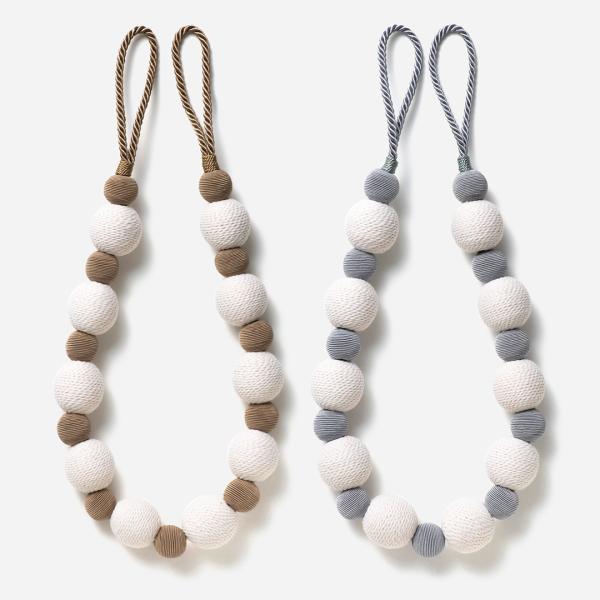 コットンボールがおしゃれなタッセルです。華やかなデザインなので、インテリアのアクセントに。※ふさかけに掛けるタイプの装飾タッセルです。別途ふさかけが必要となります。サイズ：約70cmカラー：ベージュ、グレー材質：綿25％、ウッド75％生産国...