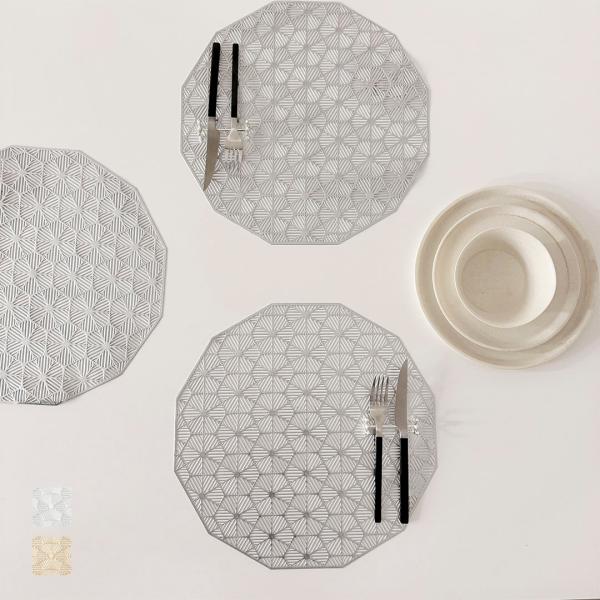 和洋折衷どんなコーディネートにも合わせやすい円形のランチョンマット。レース状に透けているので他のランチョンと合わせて使うこともおすすめです。サイズ：約φ39cmカラー：グレー、ゴールド材質：PVC生産国：中国検索タグ：ポイント利用 expo...