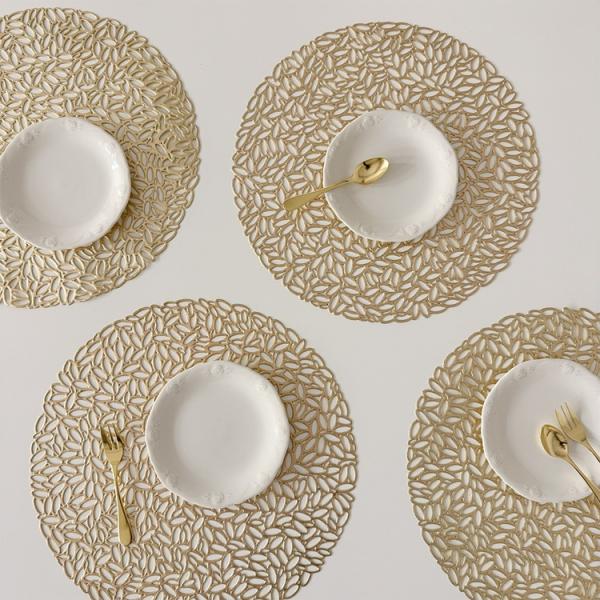 和洋折衷どんな装いにも合わせやすい円形のランチョンマット。レース状に透けているので他のランチョンマットと2枚重ねてアレンジすることもできコーディネートが広がります。サイズ：約φ39cmカラー：ブラック、ゴールド材質：PVC生産国：中国検索タ...